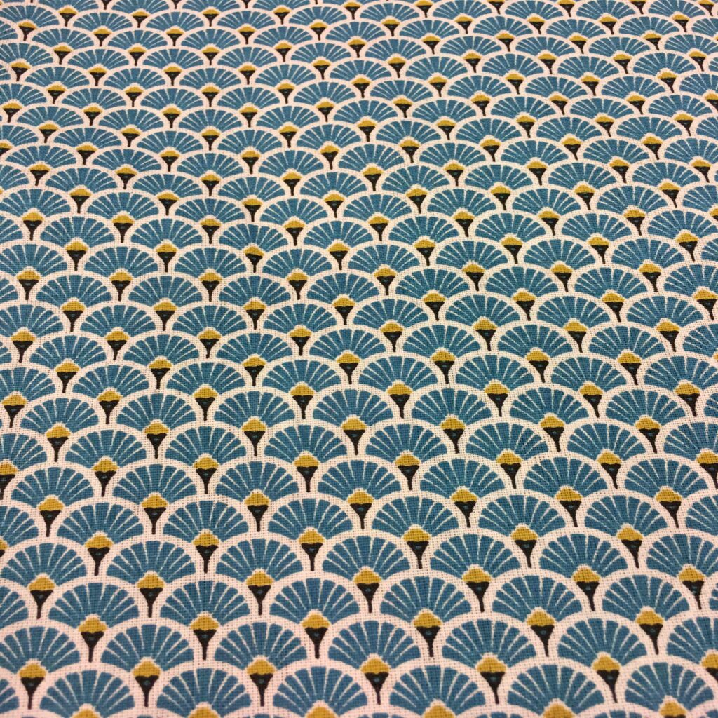 Tissu coton motif imprimé Paon nuage bleu clair et or – Tissus Lionel
